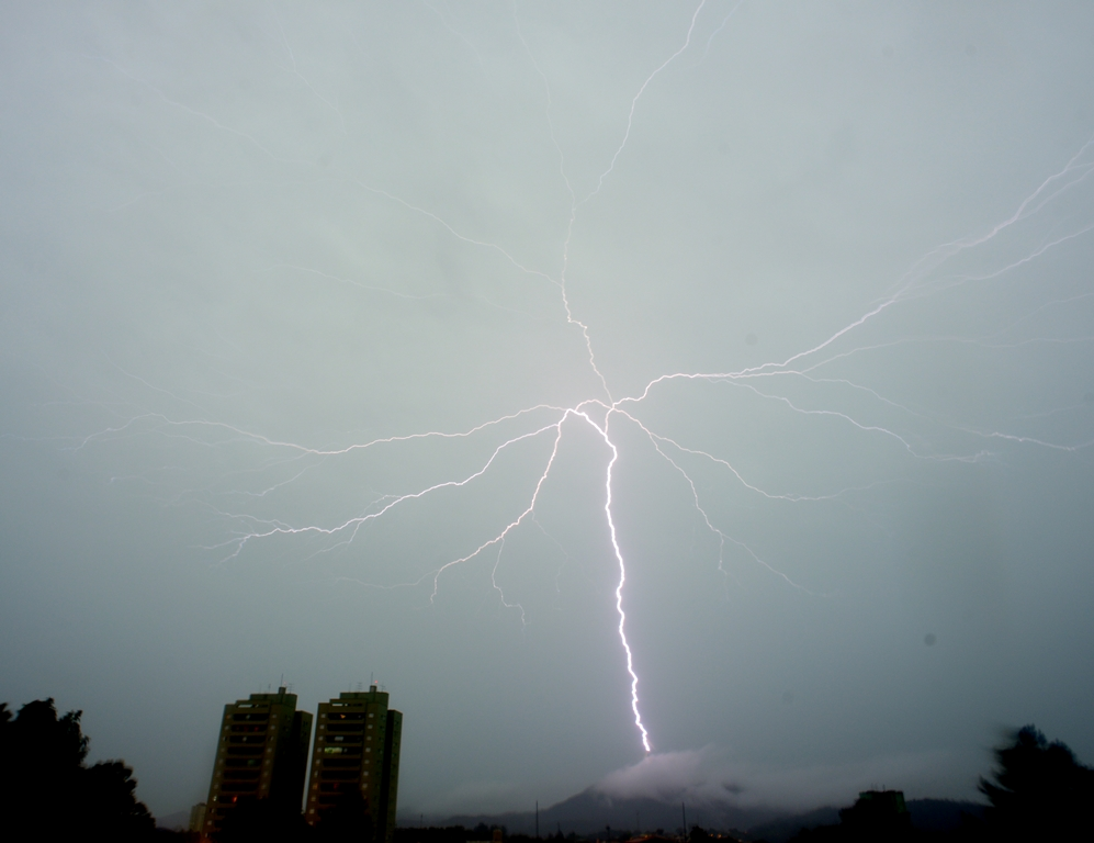 Meteorologia registra 173 raios em uma hora de chuva em Campo Grande ...